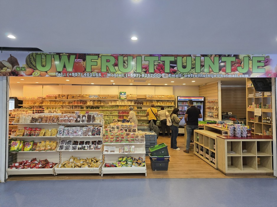 Lokal angebautes surinamisches Obst und Gemüse am Flughafen von Paramaribo